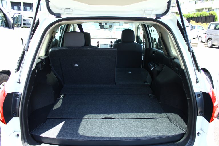 Station Wagon Nissan Wingroad | Guide of Travel in Japan